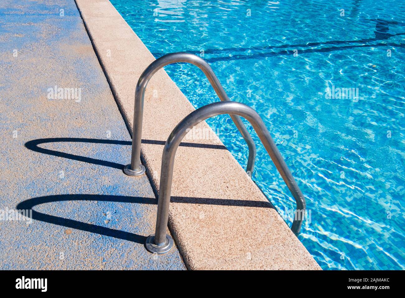 Ladder into a turquoise blue pool Stock Photo - Alamy