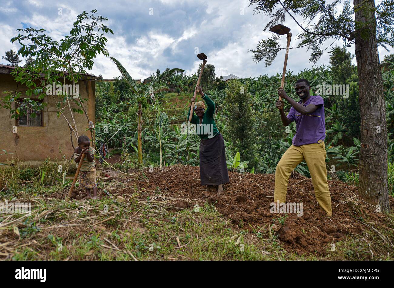 Farmer africa family hi-res stock photography and images - Alamy
