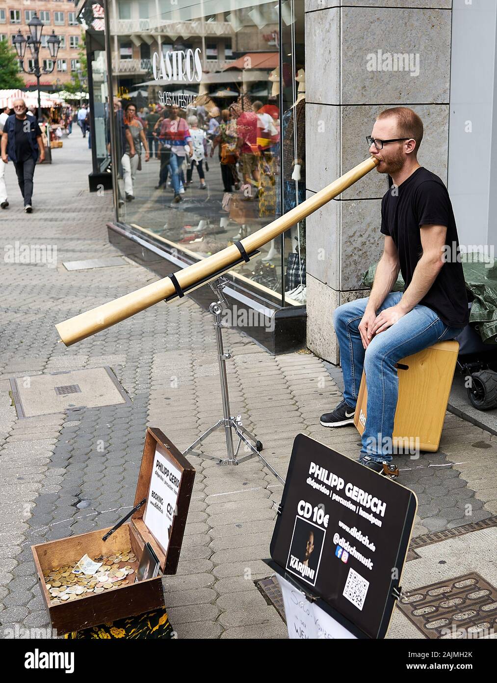 Didgeridoo playing hi-res stock photography and images - Alamy