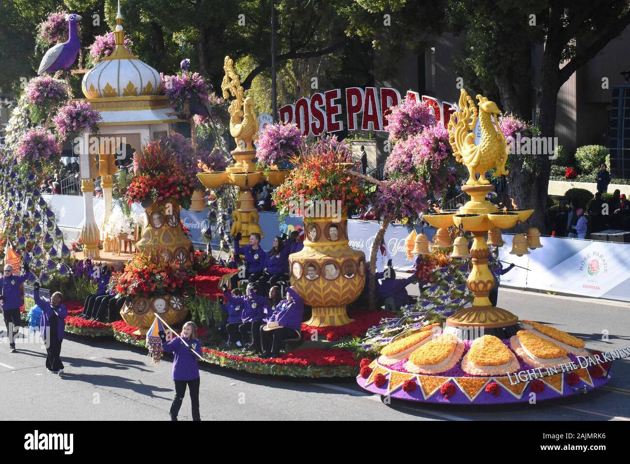 Pasadena, California, USA. 1st Jan, 2020. Rose Parade float, "Light in ...