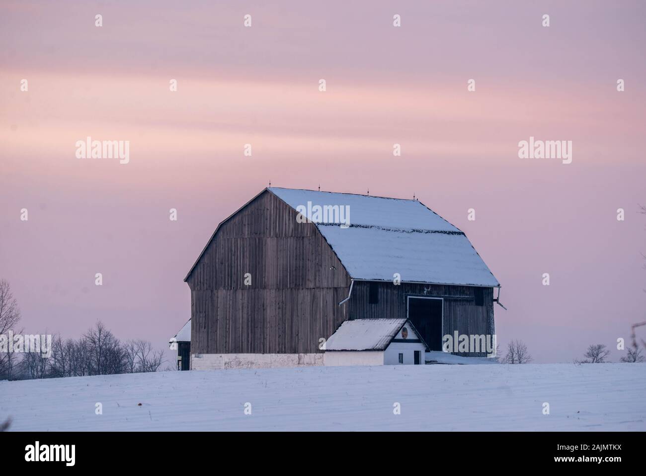 Sunset barns hi-res stock photography and images - Alamy