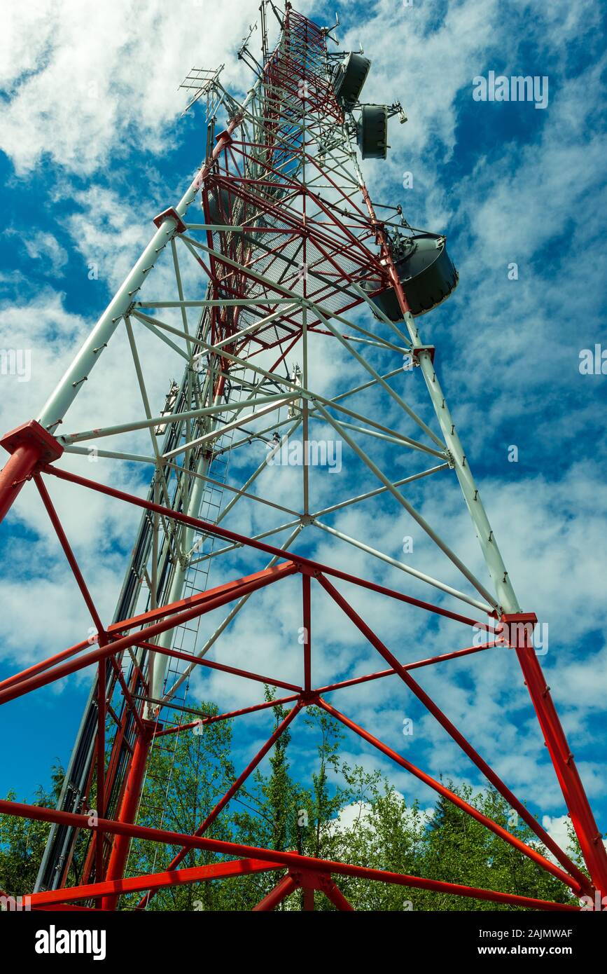 A Microwave Tower Painted Red and White Stock Photo - Alamy