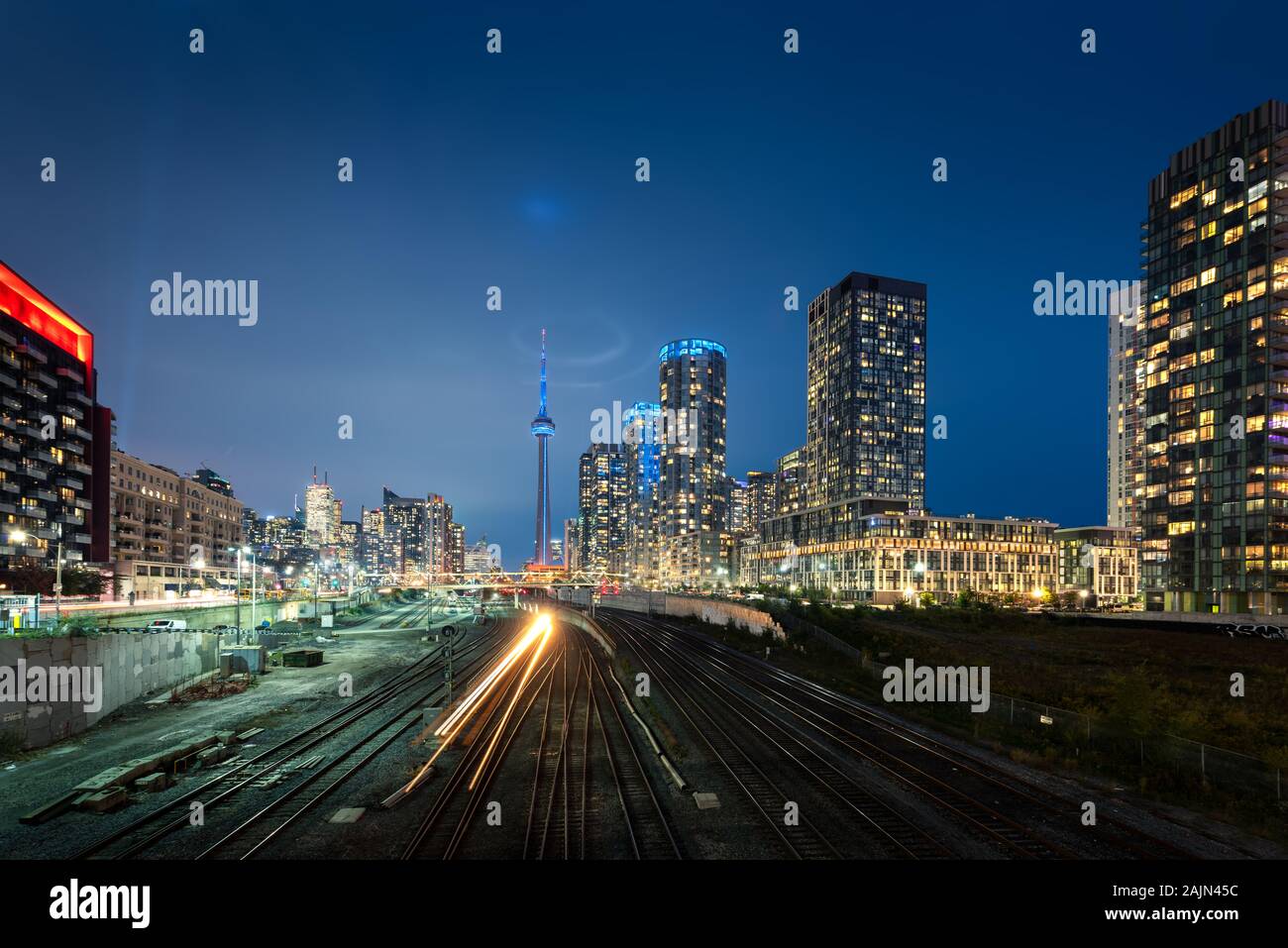 Toronto skyline at dusk hi-res stock photography and images - Alamy