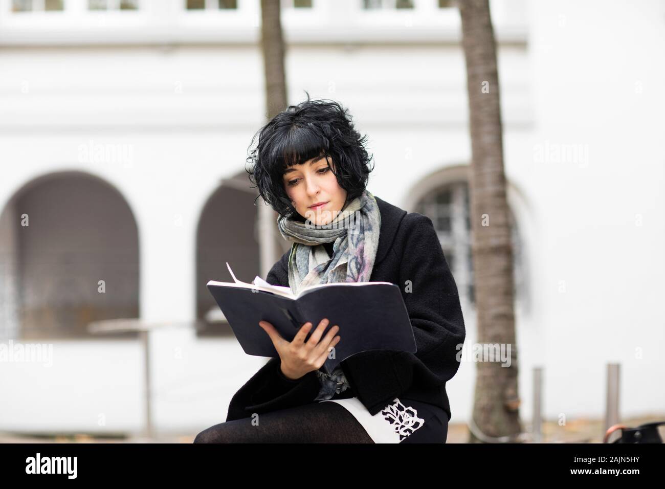 Woman book reading outside hi-res stock photography and images - Alamy
