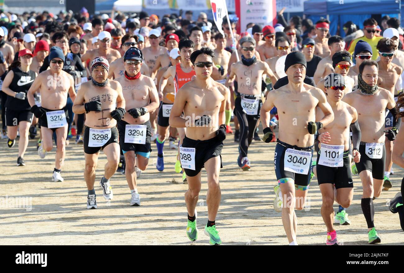 05th Jan, 2020. Shirtless marathoners People run shirtless during a ...