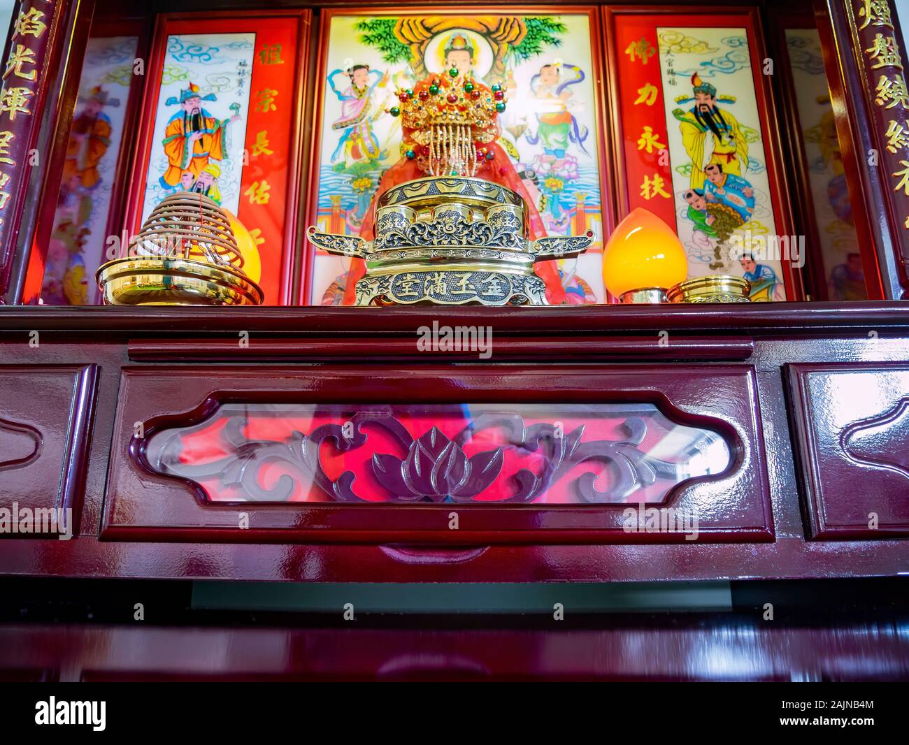 Chinese altar hi-res stock photography and images - Alamy