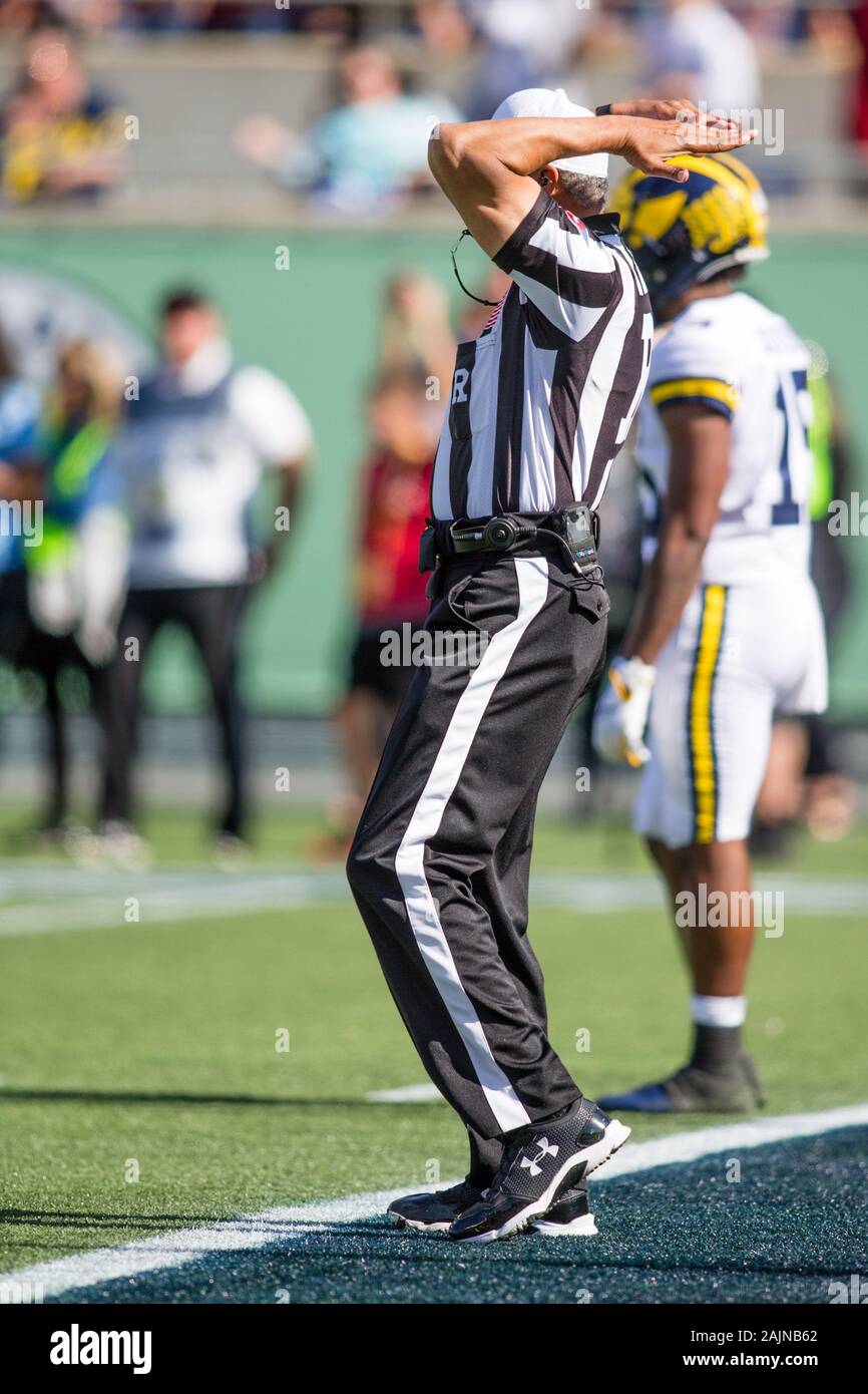 Referee signals hi-res stock photography and images - Alamy