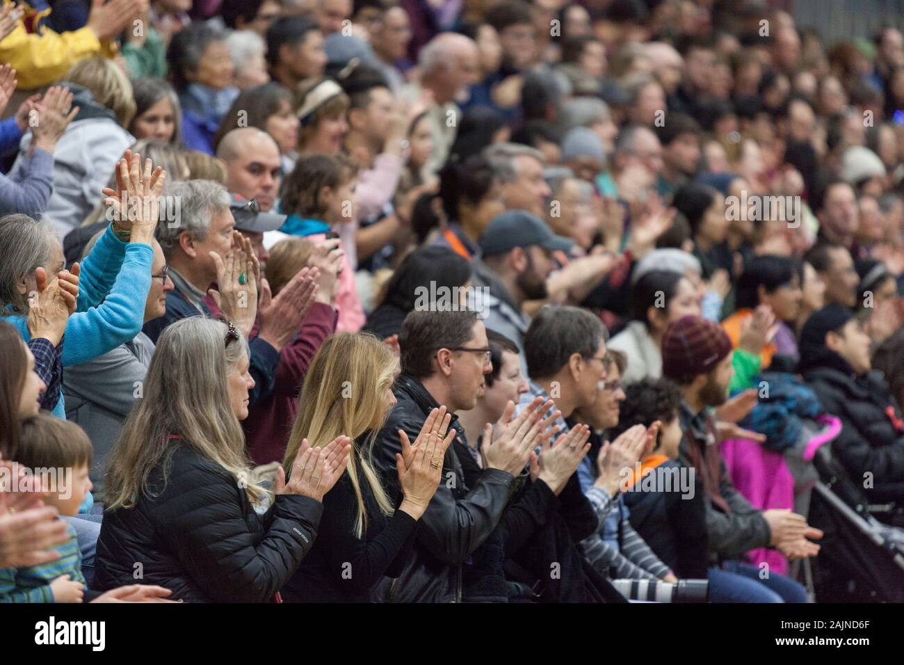 Audience clapping school hi-res stock photography and images - Alamy