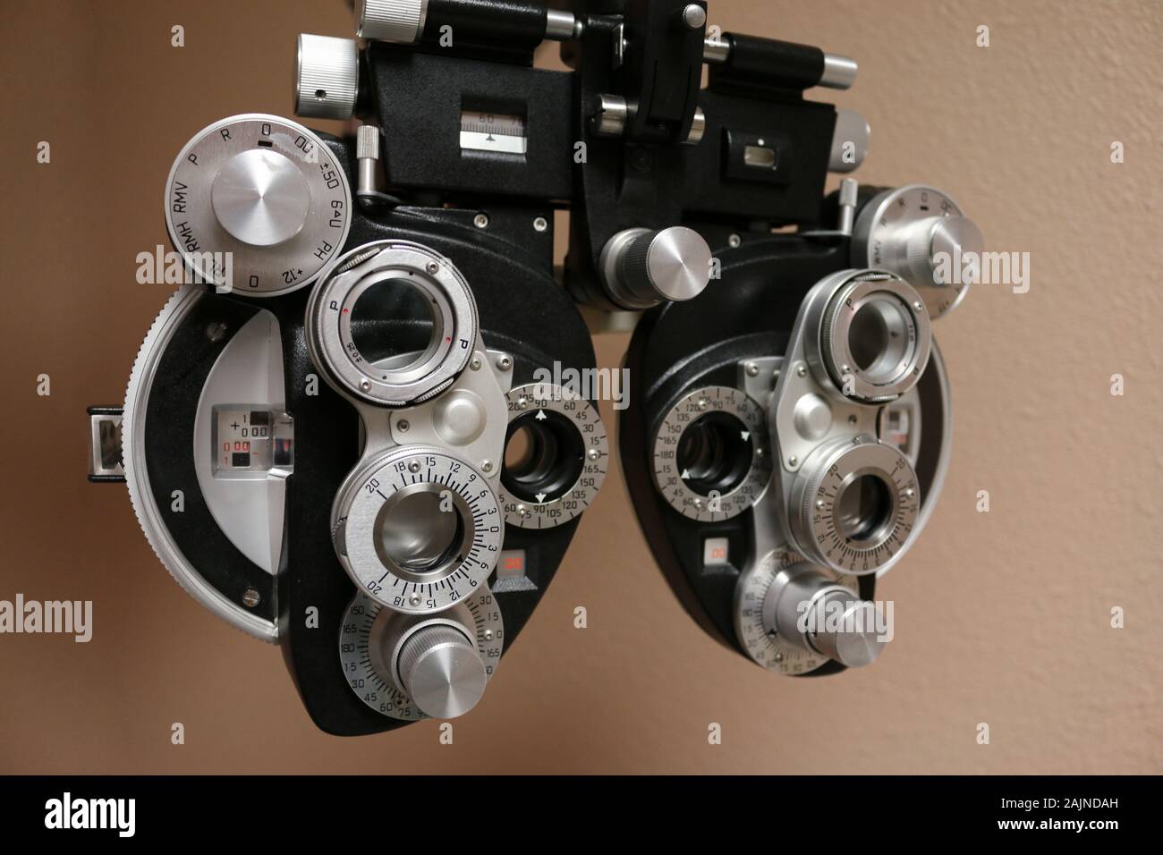 Optometry exam hi-res stock photography and images - Alamy