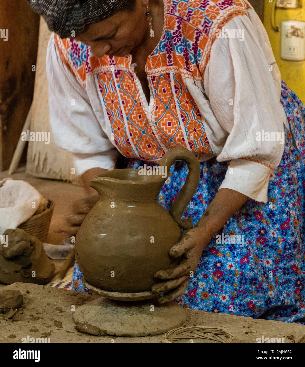 Female potter using pottery wheel hi-res stock photography and images ...