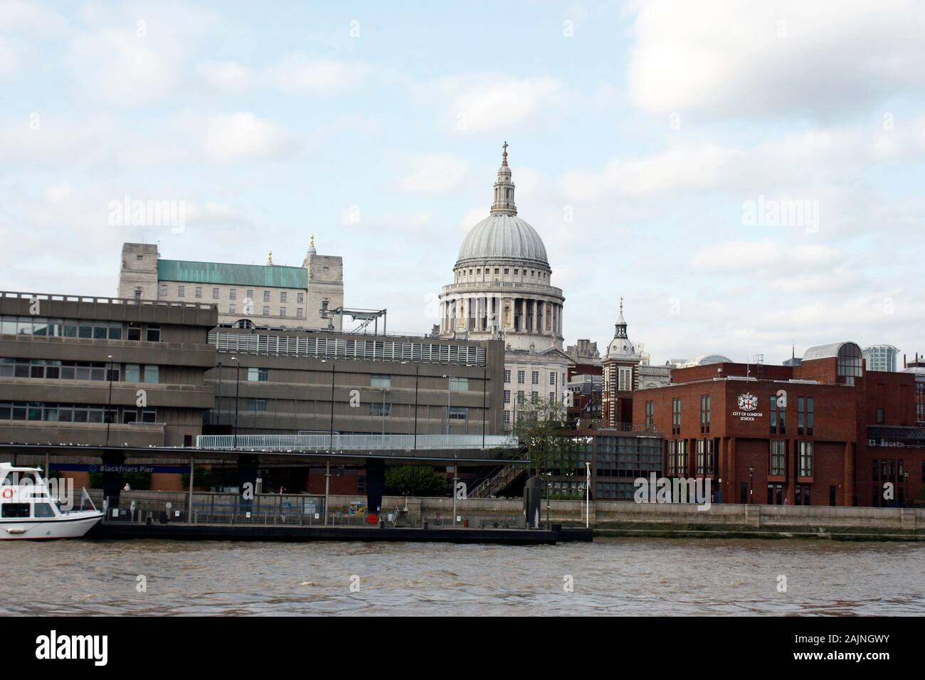 Thames river sightseeing hi-res stock photography and images - Alamy