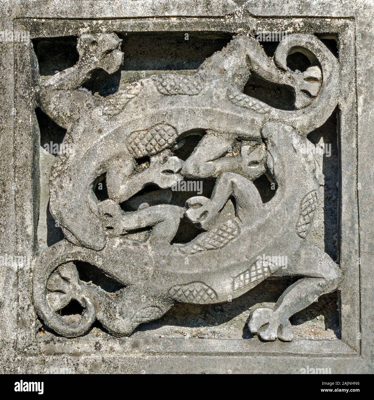 Stone carved sculpture - two lizards, geckos arranged in a circle one ...