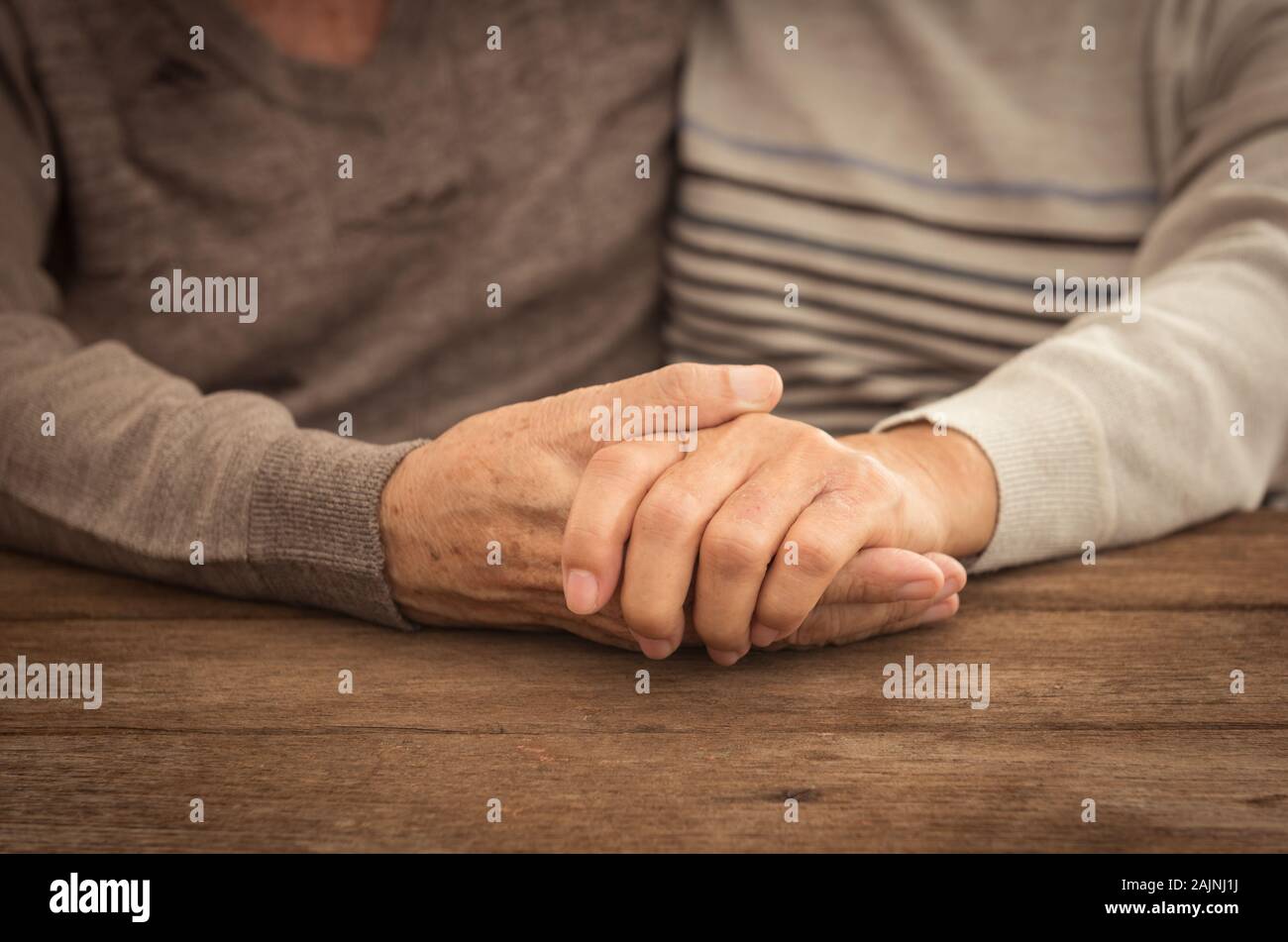 Old people holding hands hi-res stock photography and images - Alamy