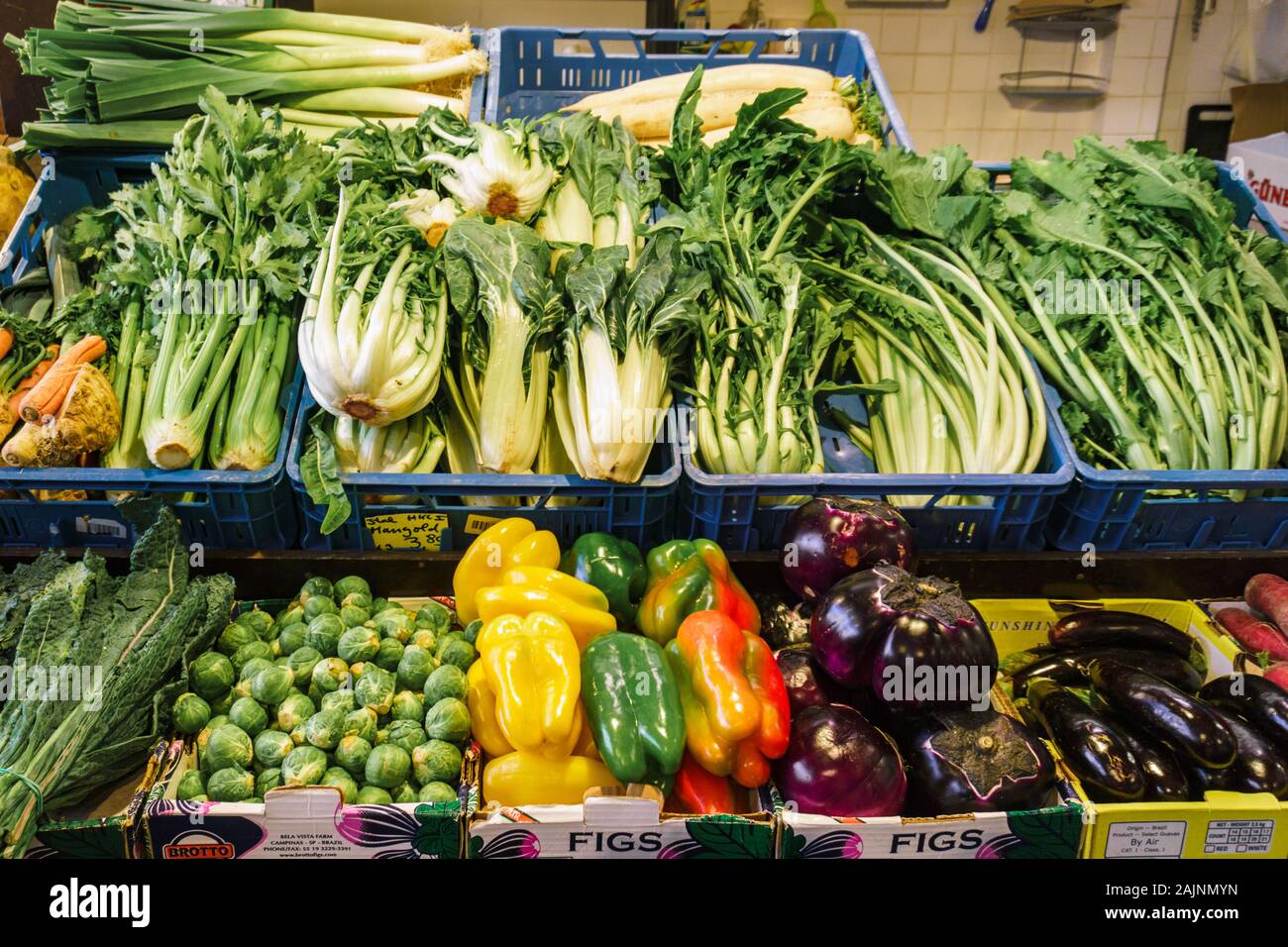 Fruit vegetable market lots hi-res stock photography and images - Alamy