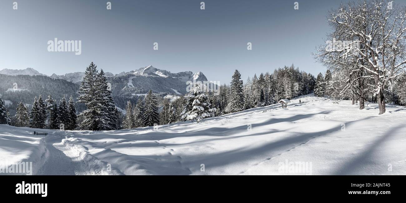 Winter morning and sunshine in the snowy nature around Garmisch ...