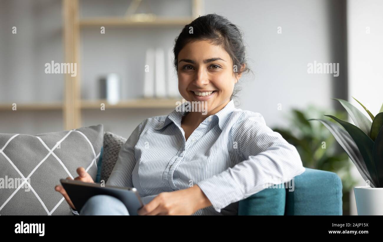 Lady using camera hi-res stock photography and images - Alamy