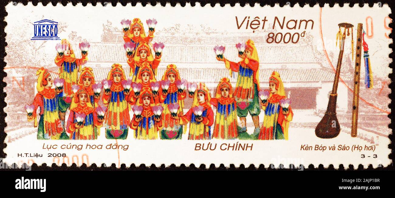 Vietnamese traditional dance hi-res stock photography and images - Alamy