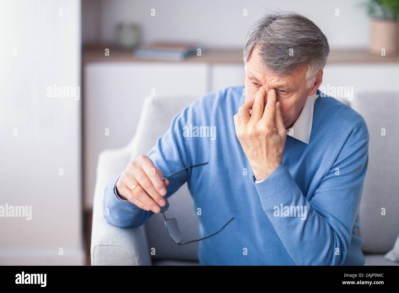 Care home poor eyesight old hi-res stock photography and images - Alamy