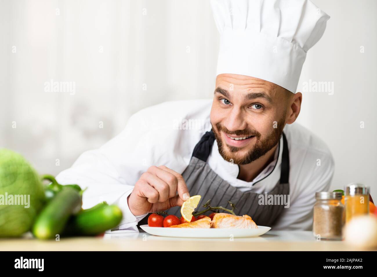 Food service chef plating dish hi-res stock photography and images - Alamy