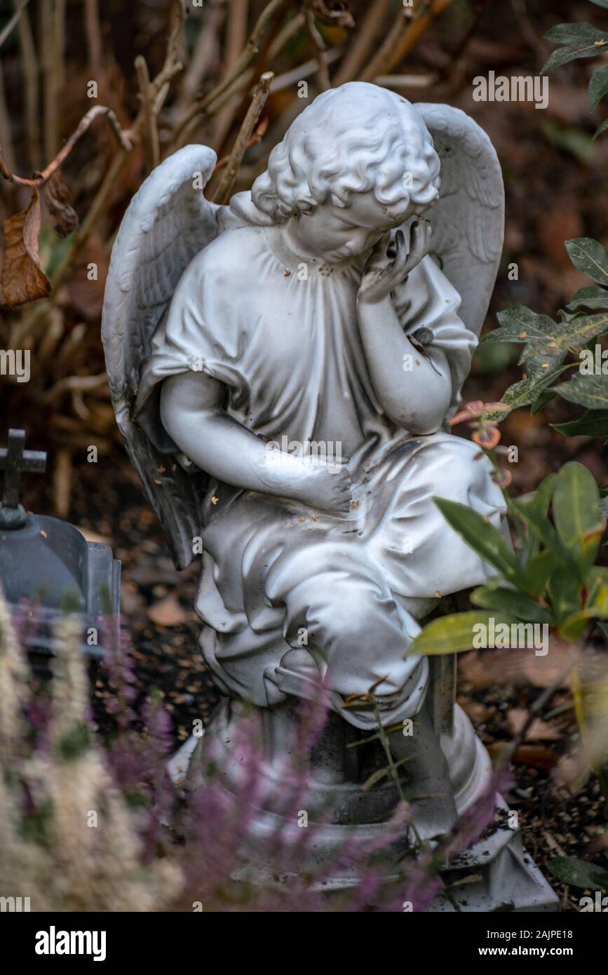 Weeping angel sculpture hi-res stock photography and images - Alamy