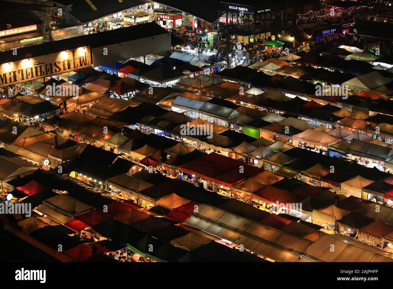 ratchada train market night market in bangkok at night Stock Photo - Alamy