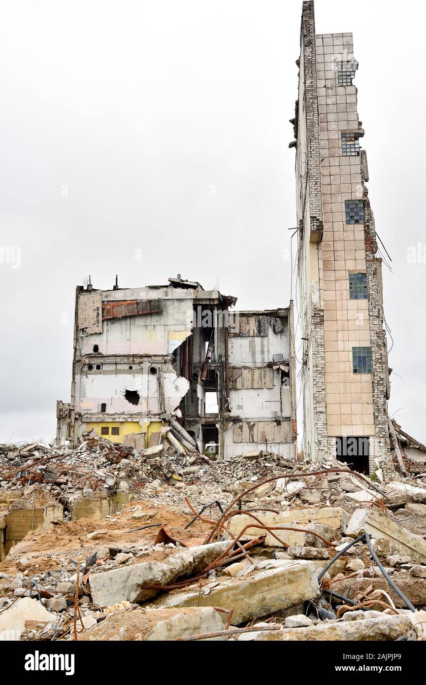 The remains of concrete walls of the building after the explosion Stock ...