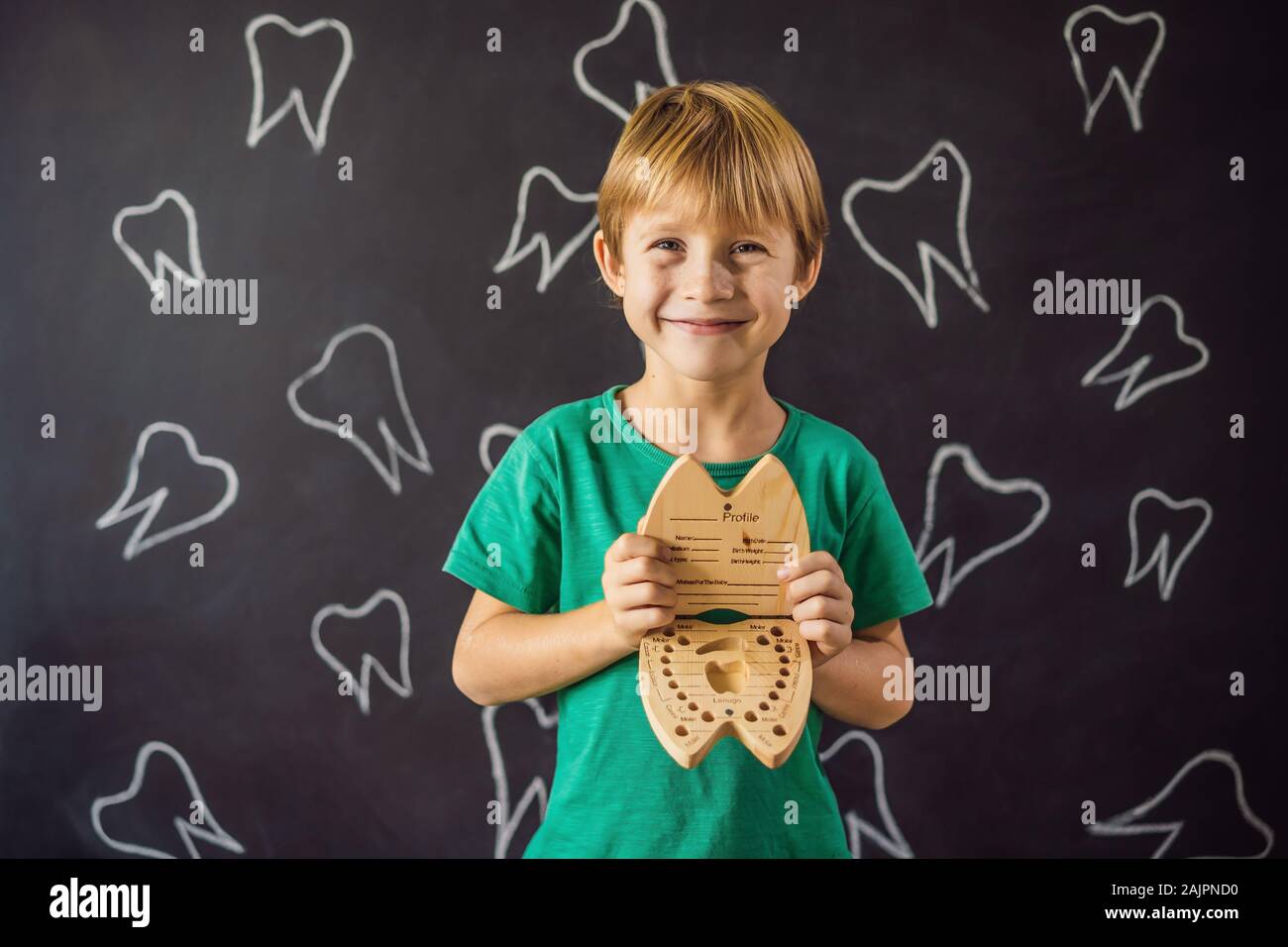 A boy, 6 years old, holds a box for milk teeth. Change of teeth Stock ...