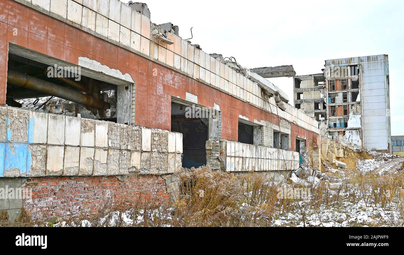 Demolition, disposal of a large industrial plant Stock Photo - Alamy