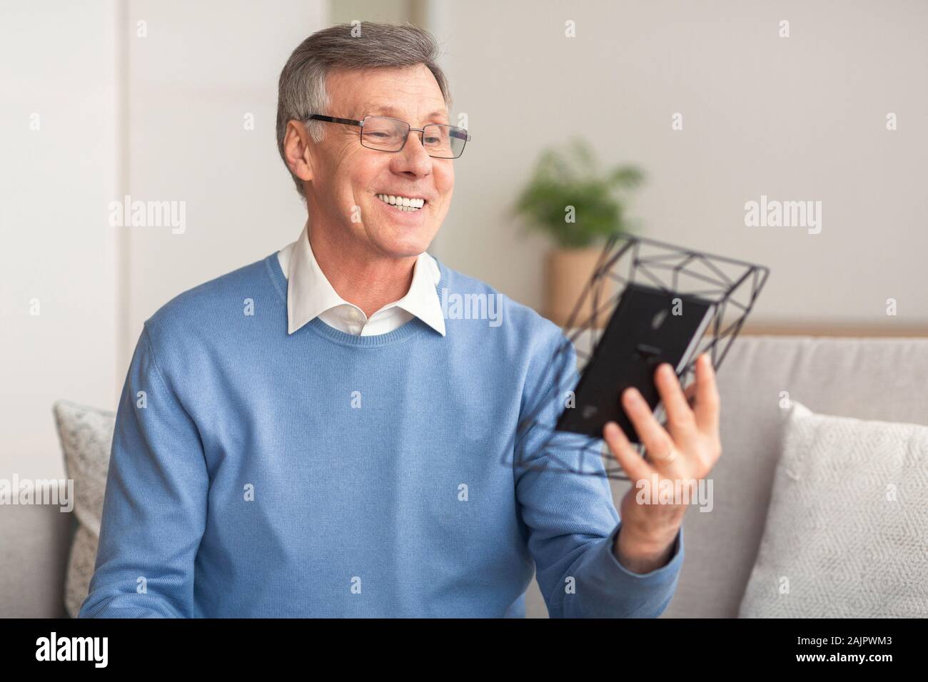 Man holding photo frame hi-res stock photography and images - Alamy