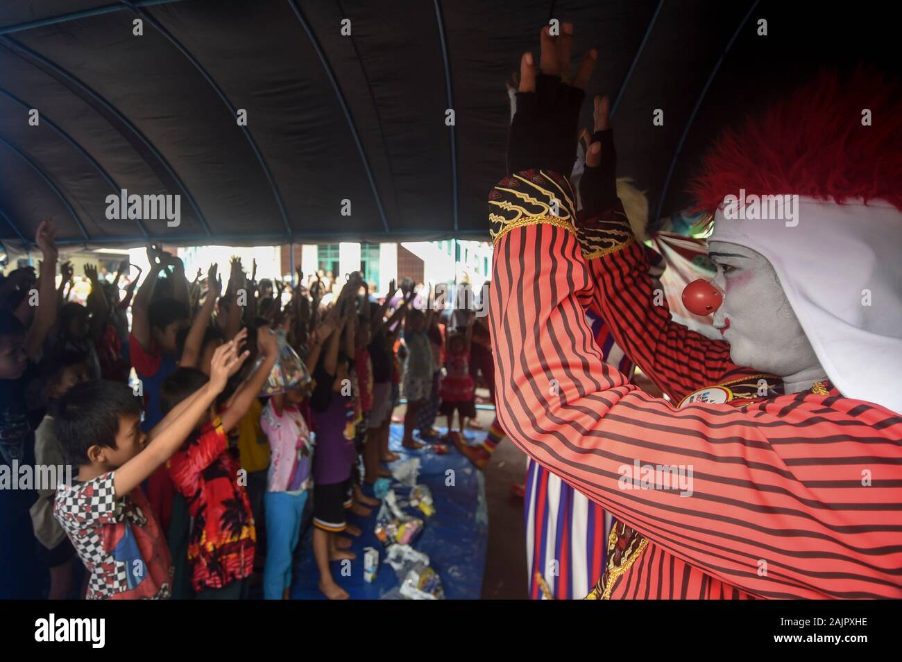Jakarta, Indonesia. 5th Jan, 2020. A member of a local clown community ...