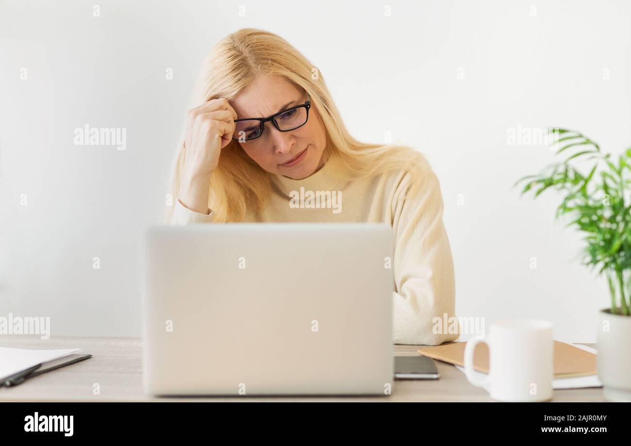 Bored office desk staring computer hi-res stock photography and images ...