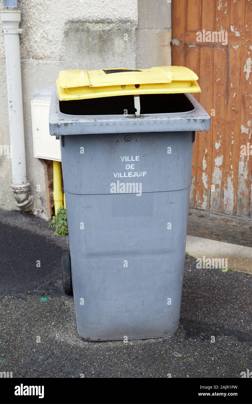 Rubbish france hi-res stock photography and images - Alamy