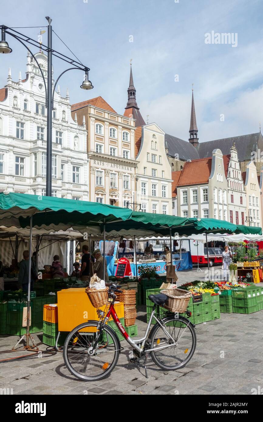 Market on main square hi-res stock photography and images - Alamy