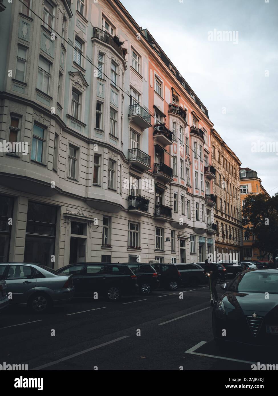 Vienna row houses hi-res stock photography and images - Alamy