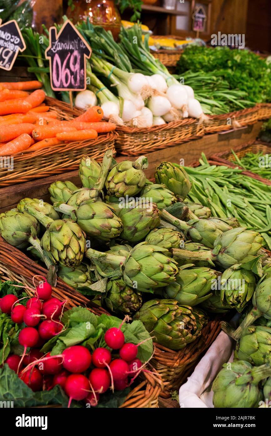 Store vegetables hi-res stock photography and images - Alamy