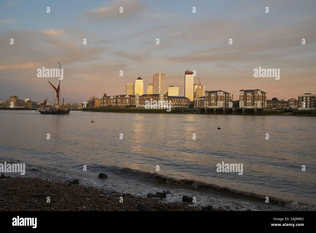 river thames old and new Stock Photo - Alamy