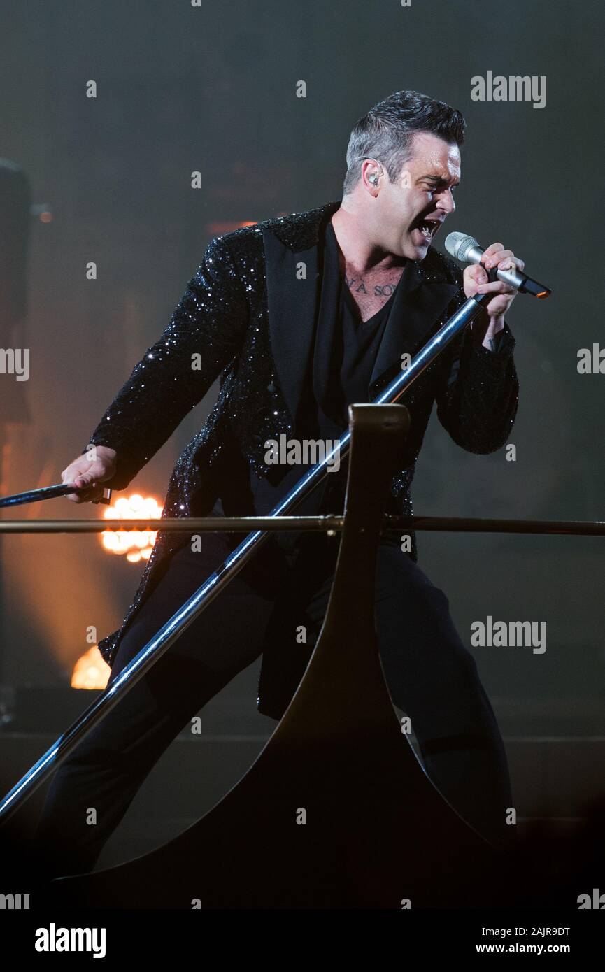 Robbie williams concert hi-res stock photography and images - Alamy