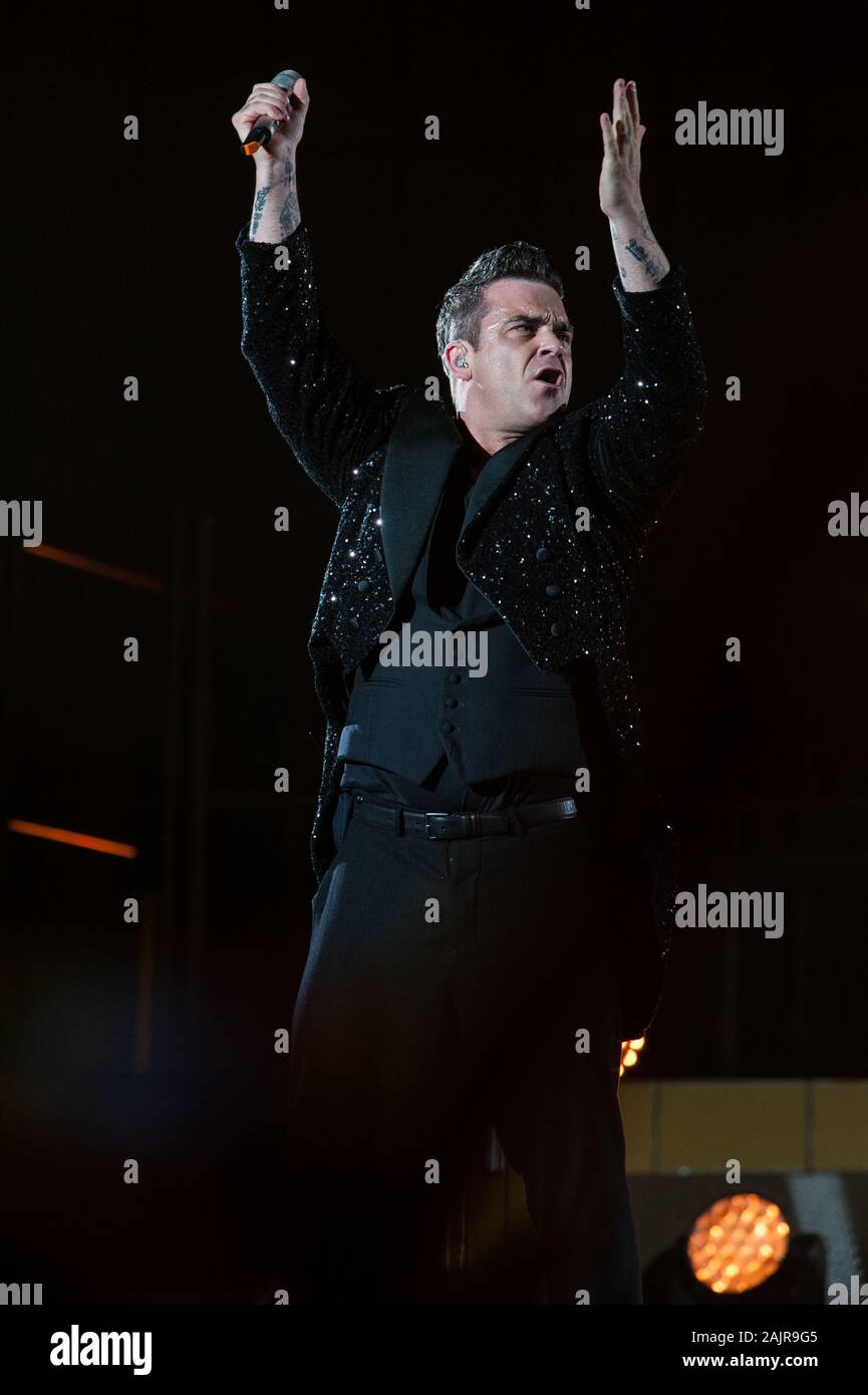 British pop singer robbie williams hi-res stock photography and images ...