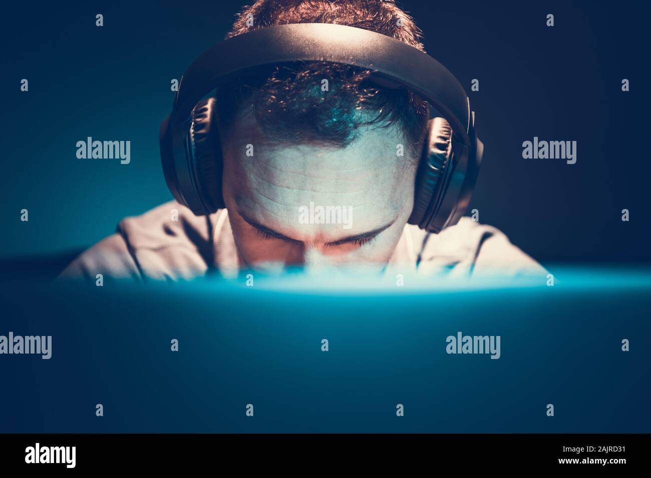 Gamer in front computer hi-res stock photography and images - Alamy