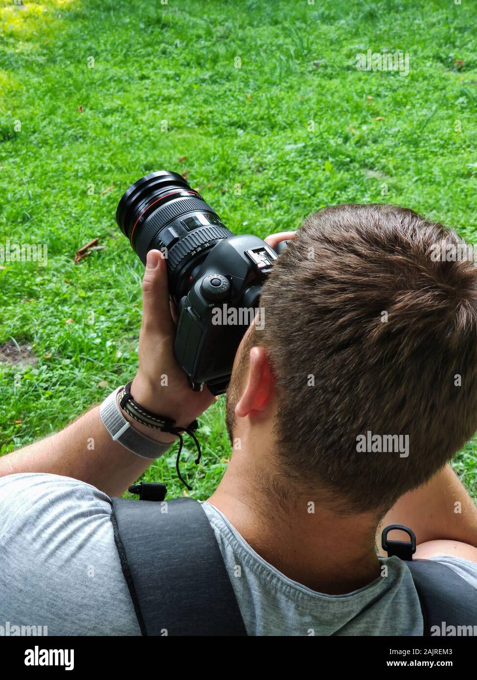 man taking picture on professional dslr camera Stock Photo - Alamy