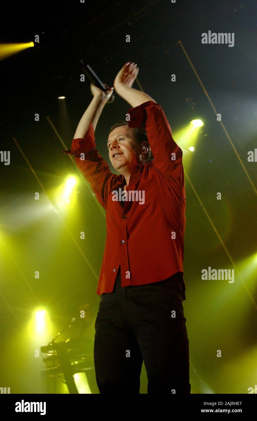 Simple minds 1985 hi-res stock photography and images - Alamy