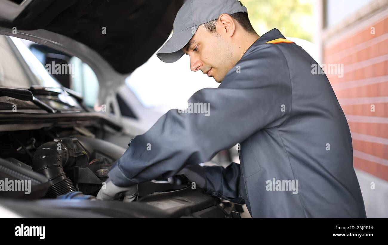 Mechainc fixing a van engine Stock Photo - Alamy