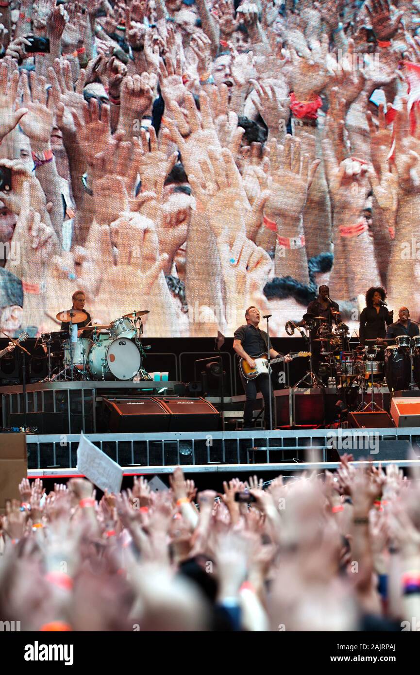 Bruce springsteen fans hi-res stock photography and images - Alamy