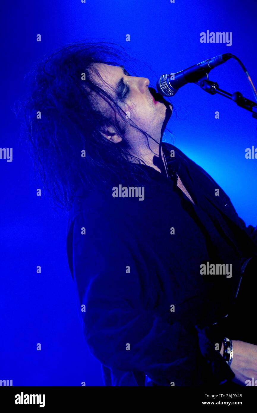 Cure robert smith hi-res stock photography and images - Alamy