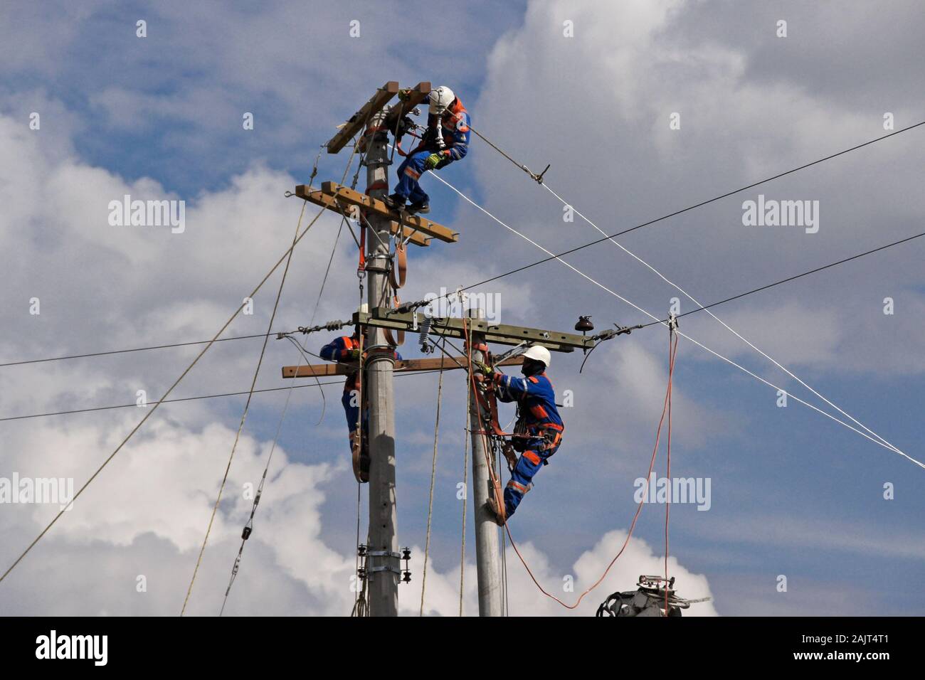 Lineman america pole hi-res stock photography and images - Alamy