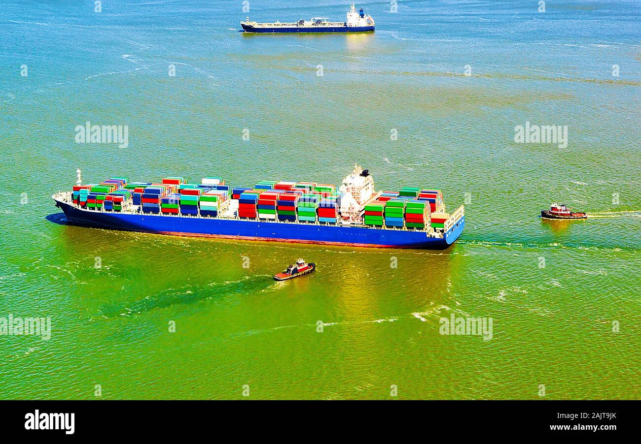 Container ship aerials hi-res stock photography and images - Alamy