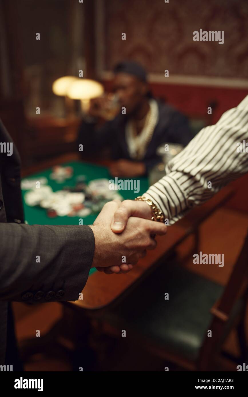 Card players hands hi-res stock photography and images - Alamy