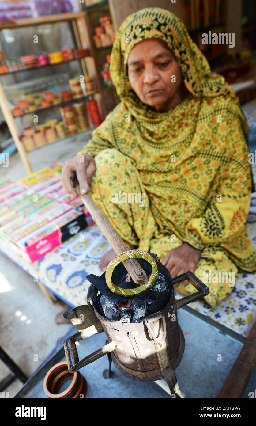 A bangles craftswoman in the Maniharon ka rasta market in Jaipur, India ...
