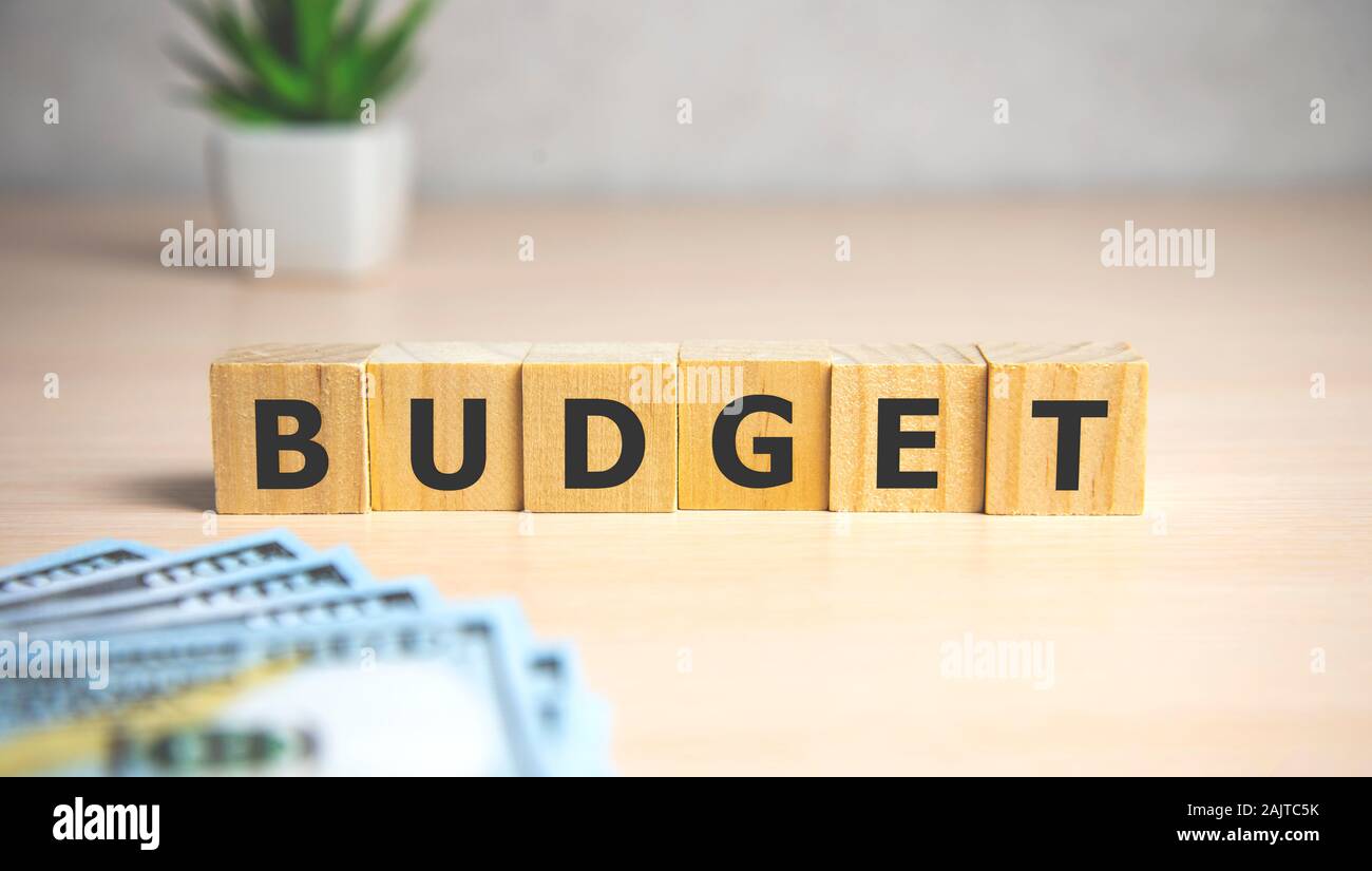 budget word written on wood block. business concept Stock Photo - Alamy