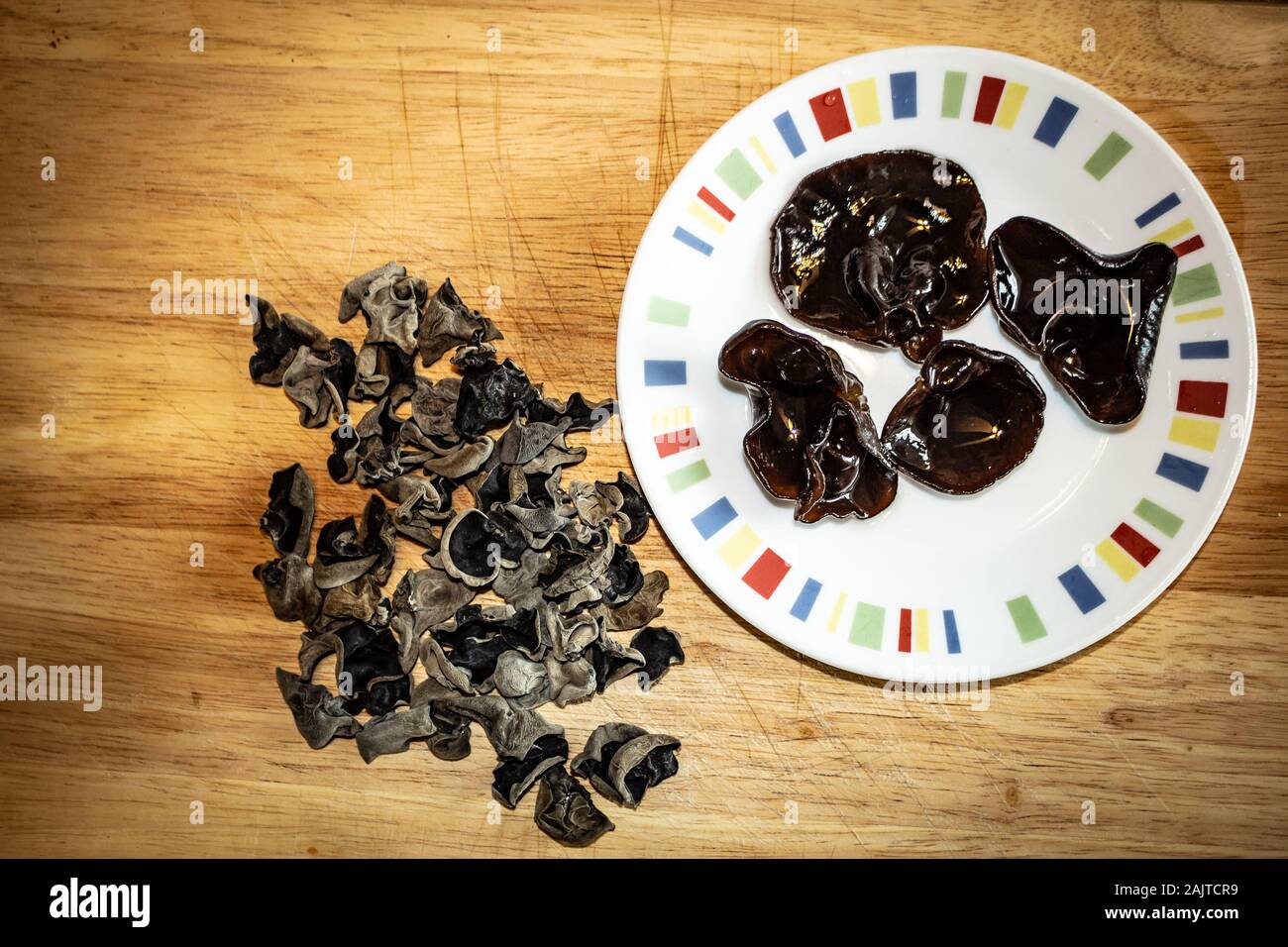 Cooked and uncooked Chinese black fungus in comparison Stock Photo - Alamy